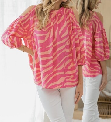 🔥🔥Pink Animal Print Top With Cold Shoulders Round Neck 1/2 Sleeve. Size ...
