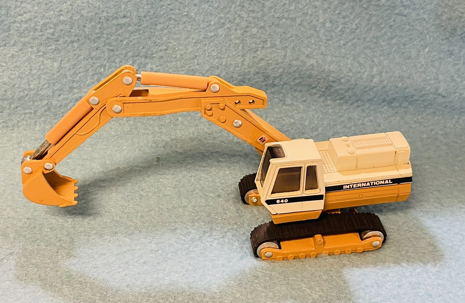 ERTL Mighty Movers Excavator - No. 1854 - Trackhoe - IH 640 - New Old ...