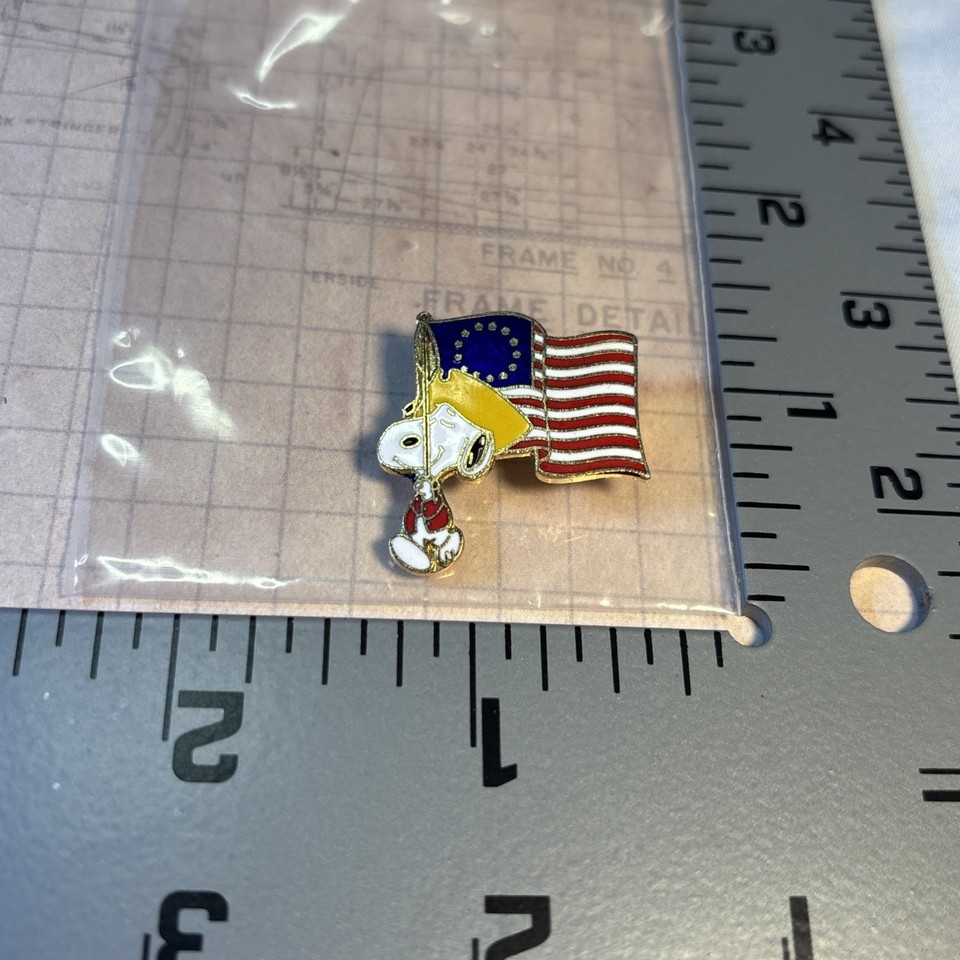EUC Peanuts Snoopy USA Colonial Flag Celebration Pin Enamel & Gold Tone ...