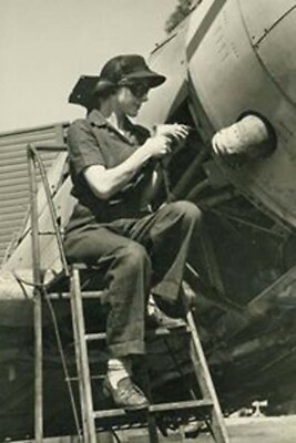 female mechanic repairing an airplane WW2 Photo Glossy 4*6 in W012 | eBay