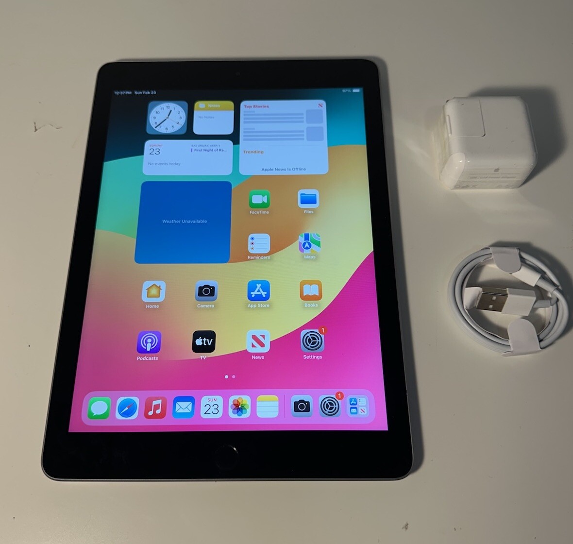 Apple iPad (6th Generation) A1893 128GB, Wi-Fi, 9.7 in - Space Gray