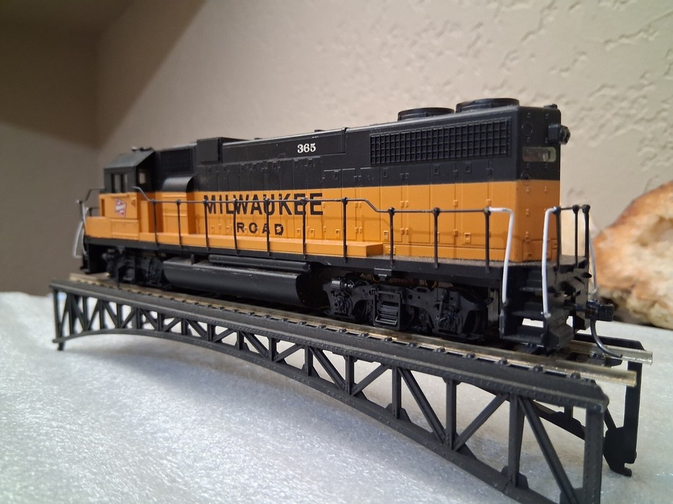 Athearn EMD GP40-2 Milwaukee Rd. Dummy Locomotive #365 | eBay