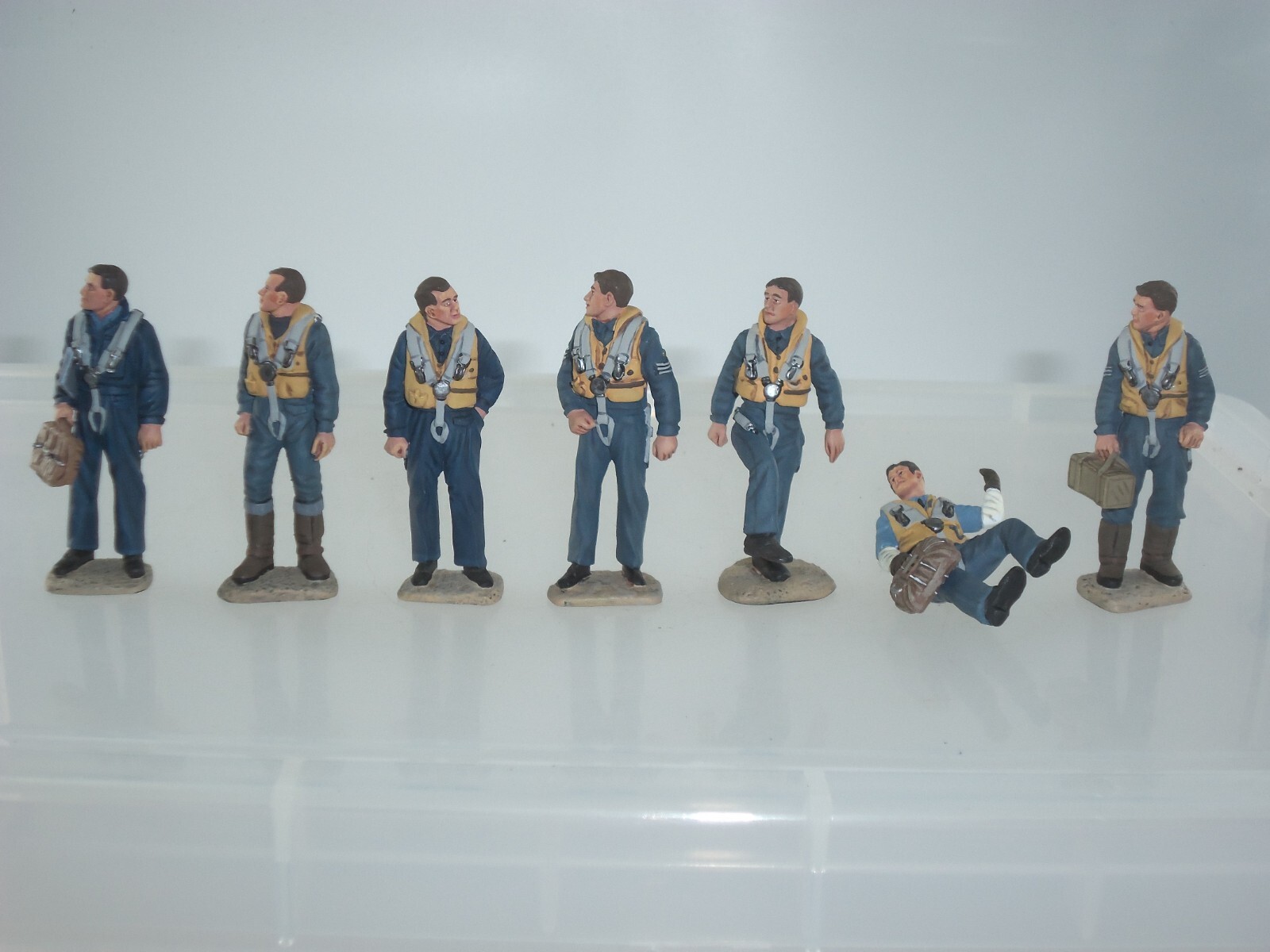 BRITAINS 25017 BRITISH RAF GUY GIBSON + CREW DAMBUSTERS LANCASTER ...