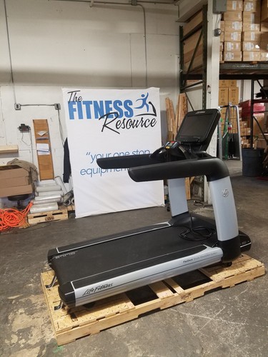 Life Fitness Elevation Treadmill with SE Console - Cleaned & Serviced ...