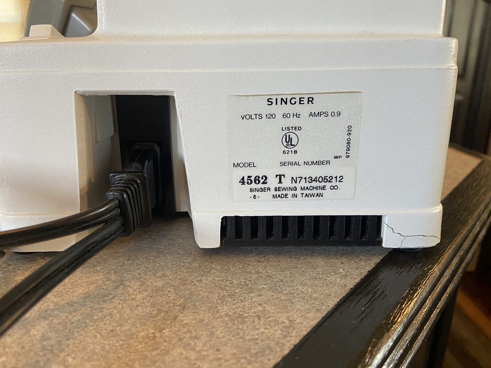 Singer Sewing Machine 4562T With Pedal. White Electronic Control TESTED ...