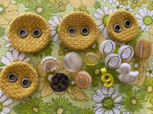 Vintage Buttons Retro Bulk Sewing Mixed Mustard Silver Colours Mix Duck ...