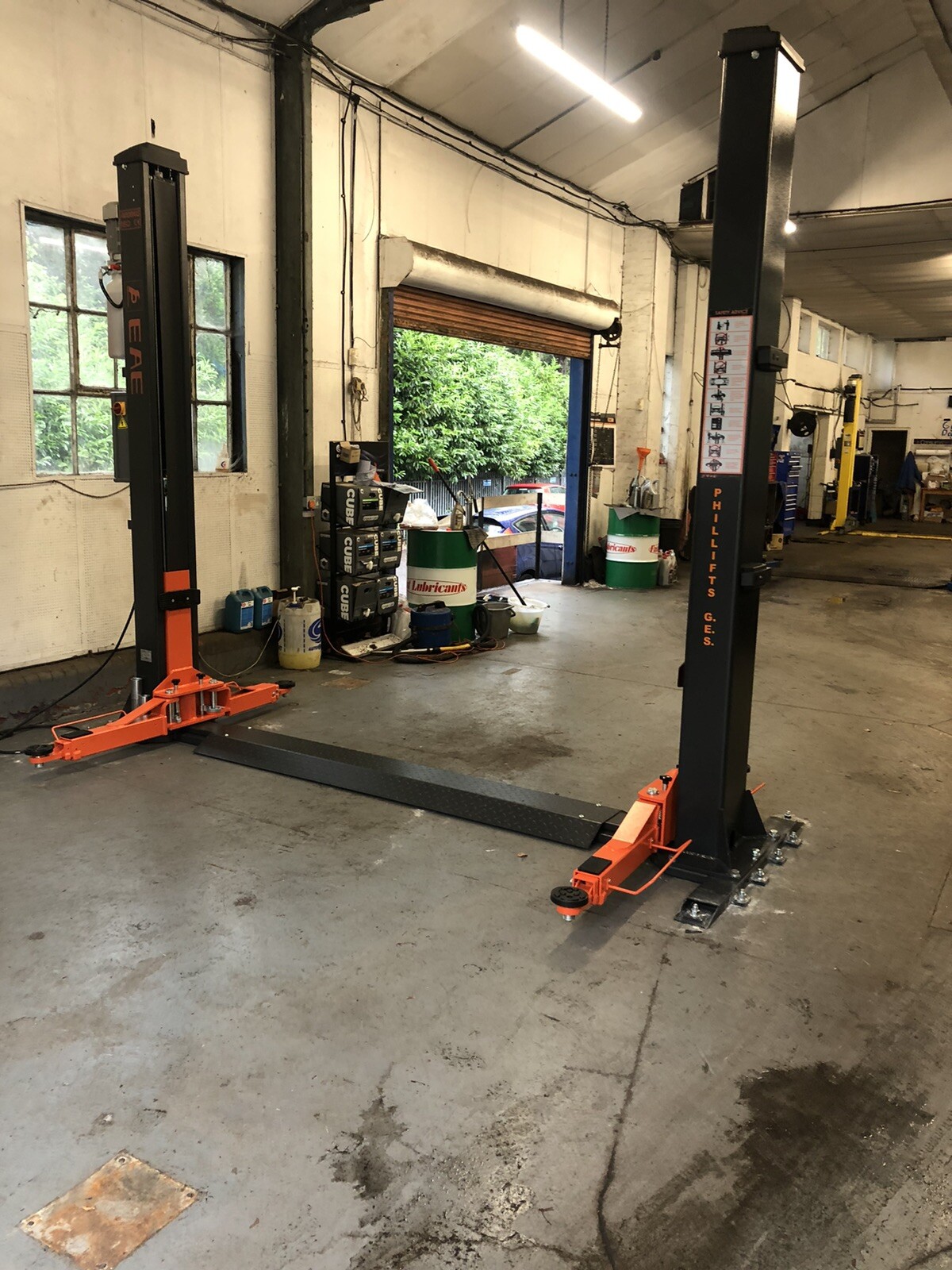 2 POST LIFT /CAR VEHICLE RAMP 4T TWO POST/AUTO RELEASE INC. INSTALL ...