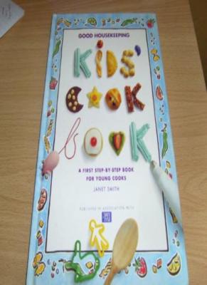 Good Housekeeping Kids' Cook Book (A First Step-by-Step Book For Young ...