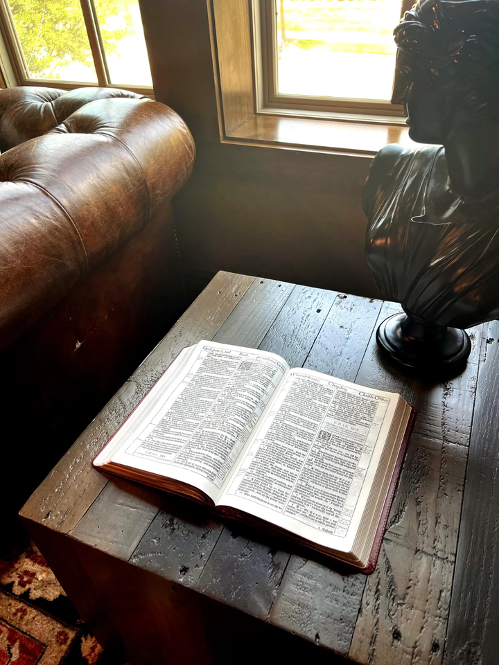 1611 King James Holy Bible Facsimile w/ Apocrypha: 1st Edition (11x7x1 ...