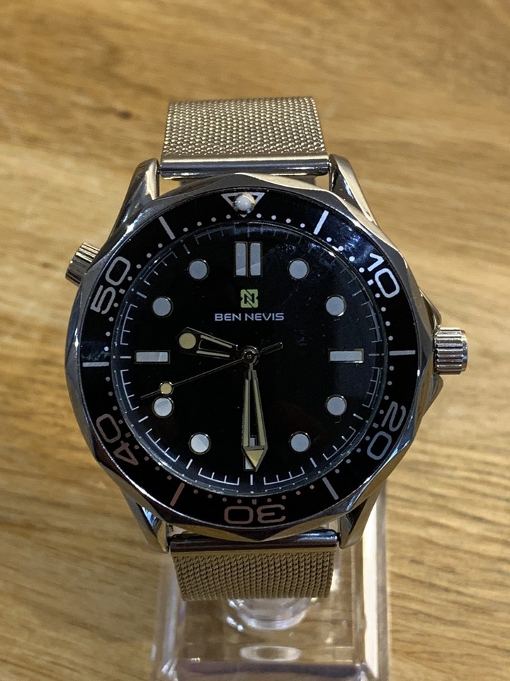 007, James Bond Homage quartz watch. Two straps Milanese and No Time To ...