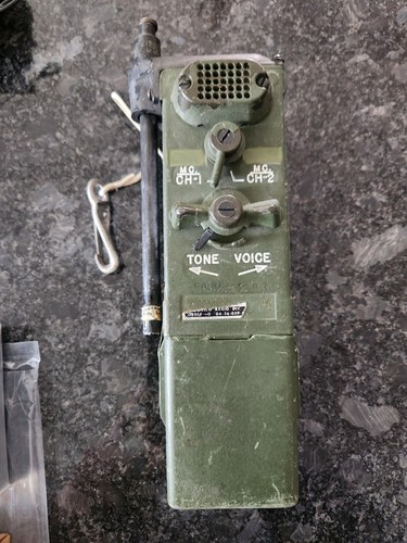 Military Radio Walkie Talkie Vietnam War US Army PRT-4A PRR-9 Helmet ...