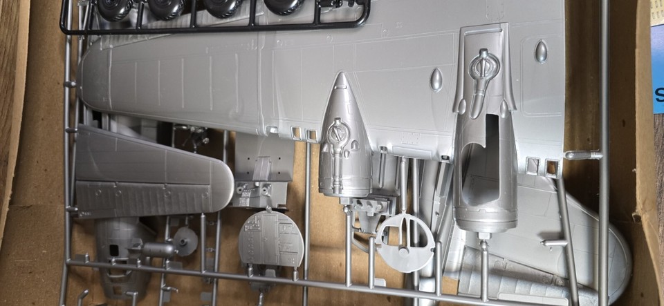 Monogram #5600 B-17G Flying Fortress 1:48 Scale Model Plane Open Box ...