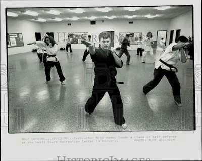 1990 Press Photo Rick Hamby teaches karate moves at Neill Clark Center ...