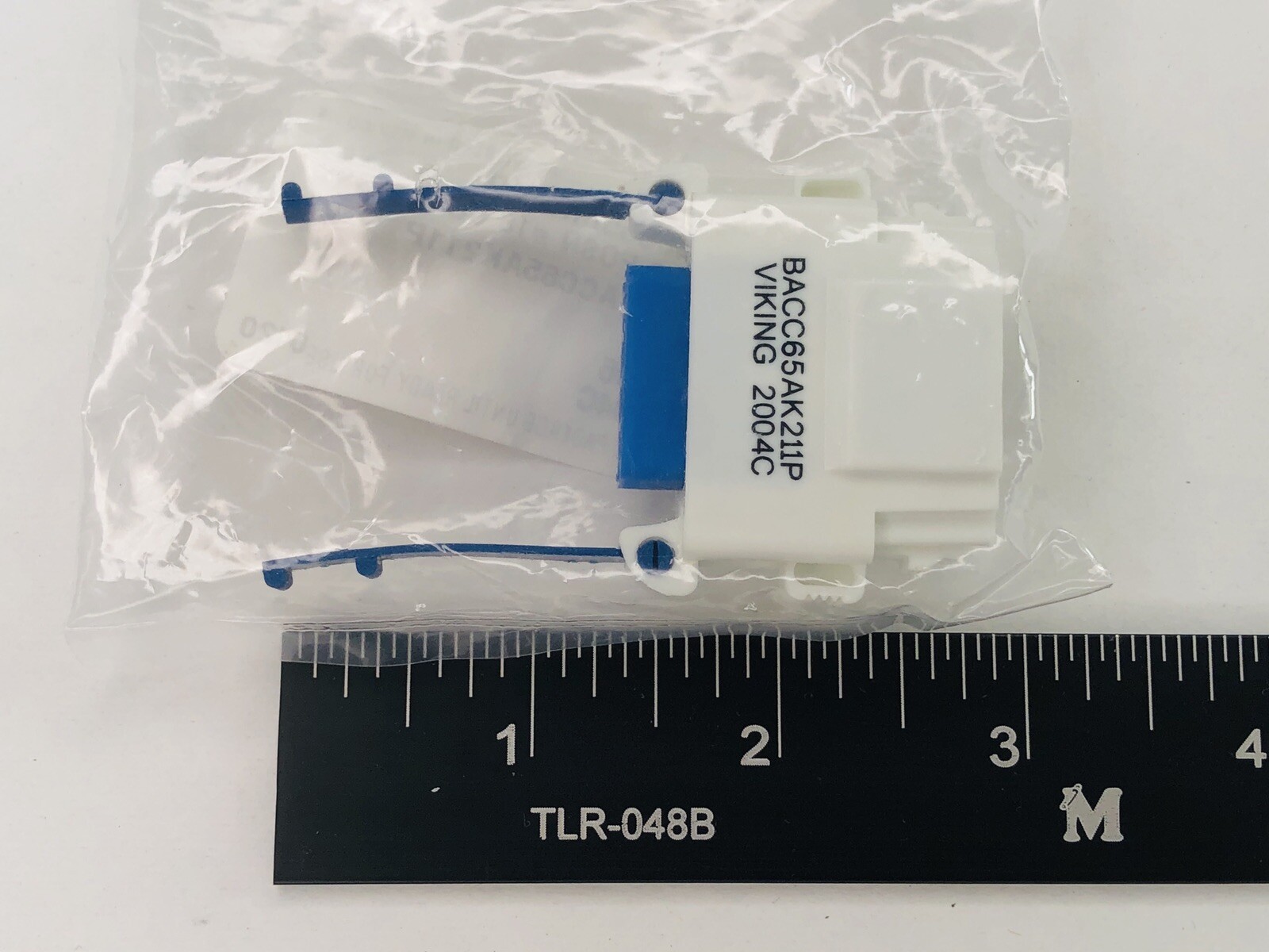 LOT OF (48) BOEING AIRCRAFT AEROSPACE CONNECTOR BACC65AK211P 8-POSN #16 ...