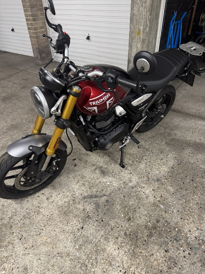 Triumph Speed 400 In Cardinal Red. 2024 beautiful with Only 109 Miles ...