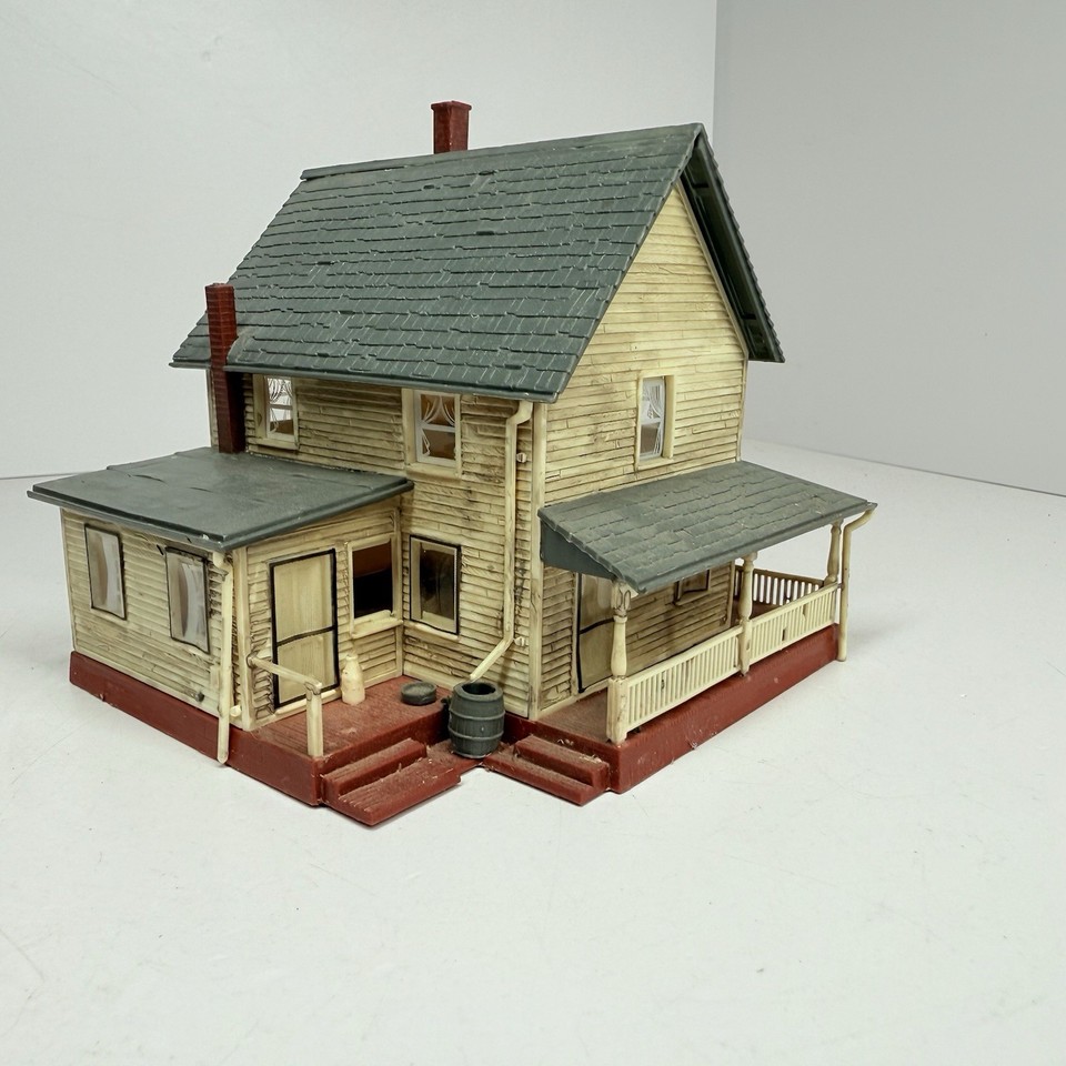 HO Scale Plasticville Run Down Farmhouse Built Weathered | eBay