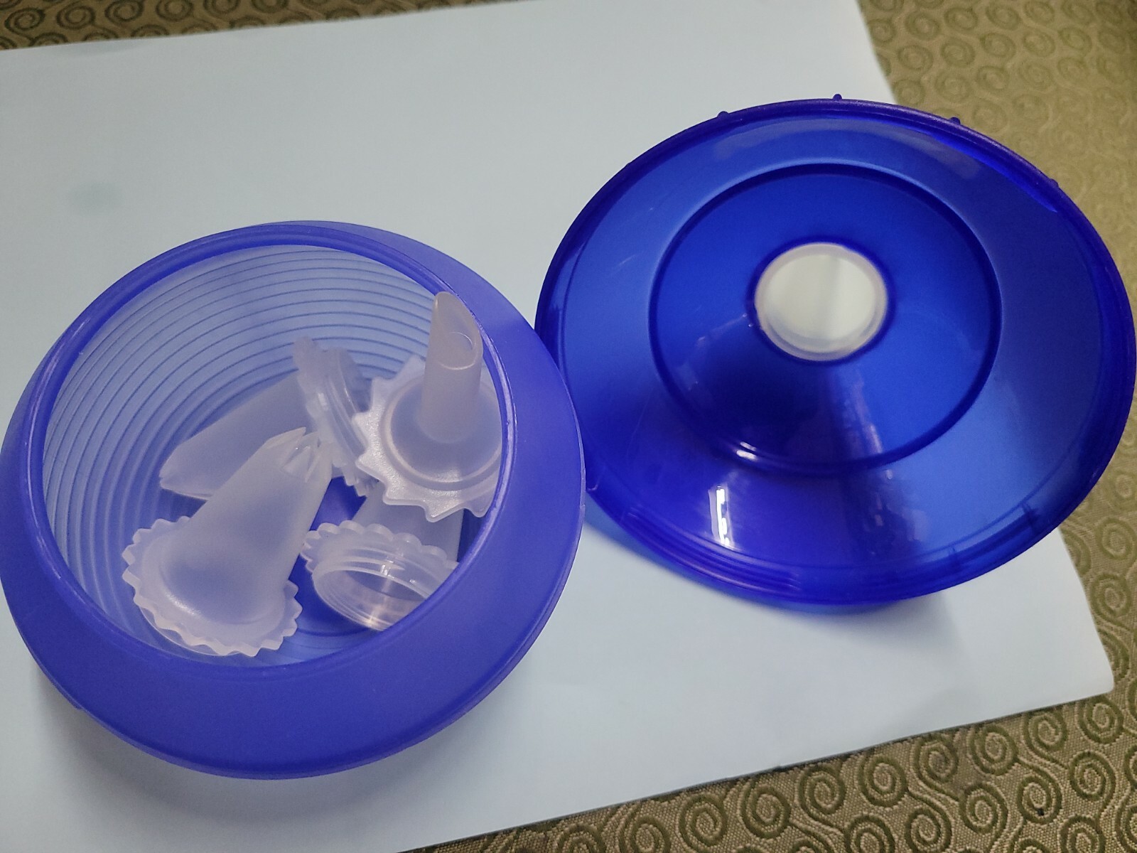 Tupperware Gourmet Icing cake Squeeze it Decorator with Extra Tips Pre ...