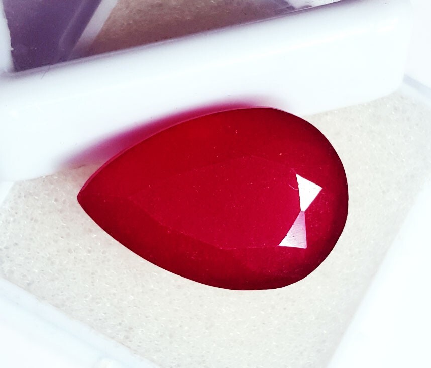 Natural Red Beryl (Bixbite) 9.65 Ct Certified Pear Shape Loose Gemstone ...