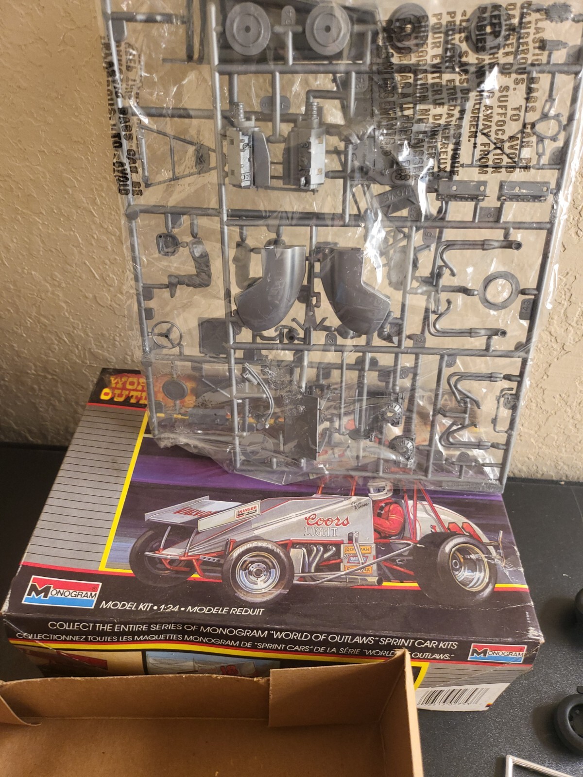 Monogram World of Outlaws Steve Kinser Sprint Car 1:24 Kit #2753 Open ...