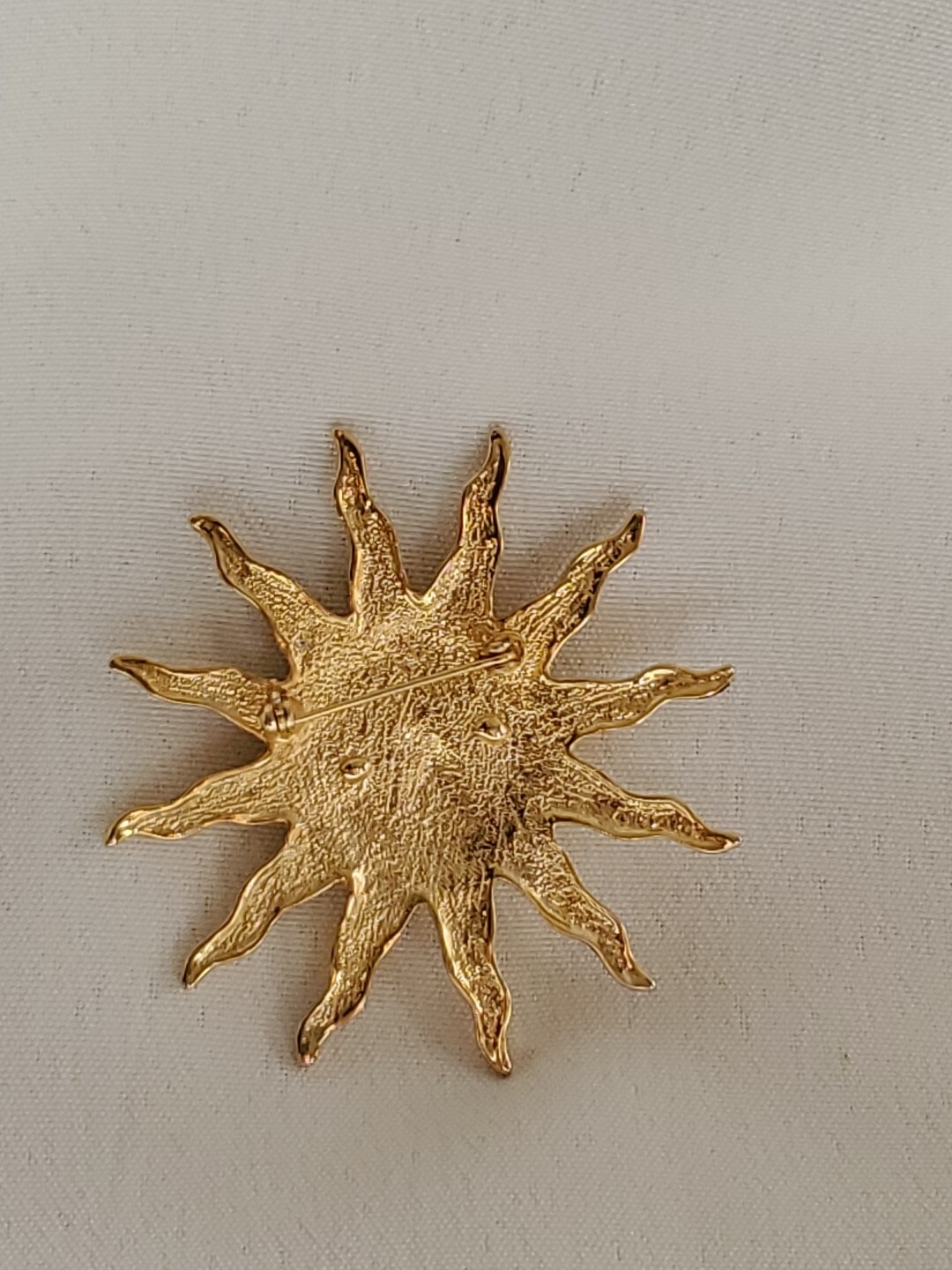Brooch Sun Wearing Shades 1970s Vibes Gold Tone - Gem