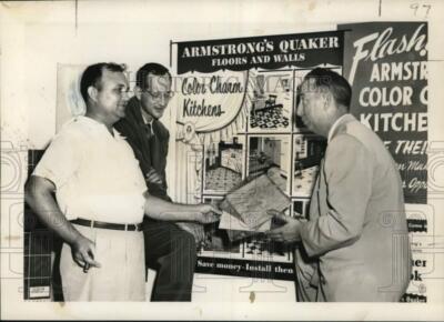1952 Press Photo Ray Winn displays Armstrong floor coverings to dealers ...