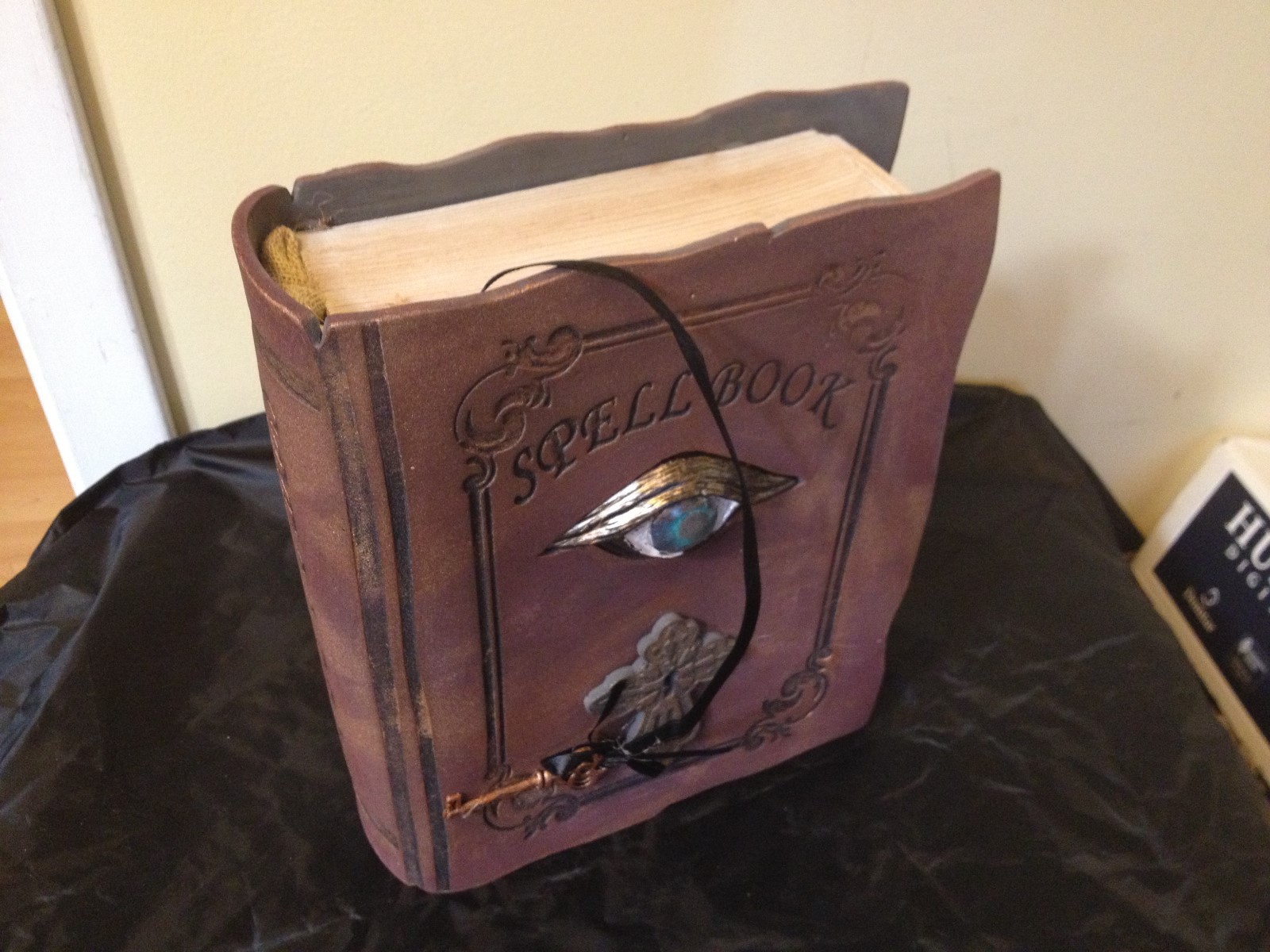 NEW WITCH SPELL BOOK Grimoire ANIMATED SHAKING EVIL EYE LIGHTS UP FOAM ...