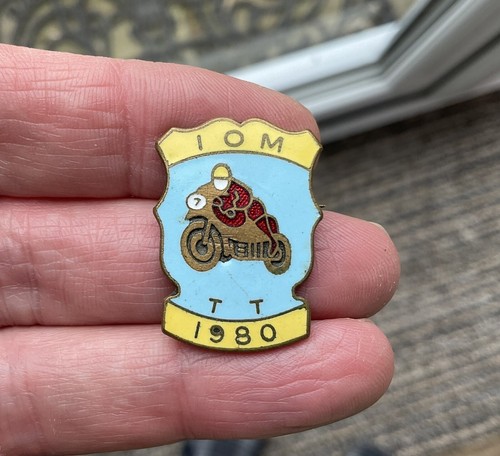 Vintage isle of man of TT 1980 Pin badge Motorcycle Racing IOM ...
