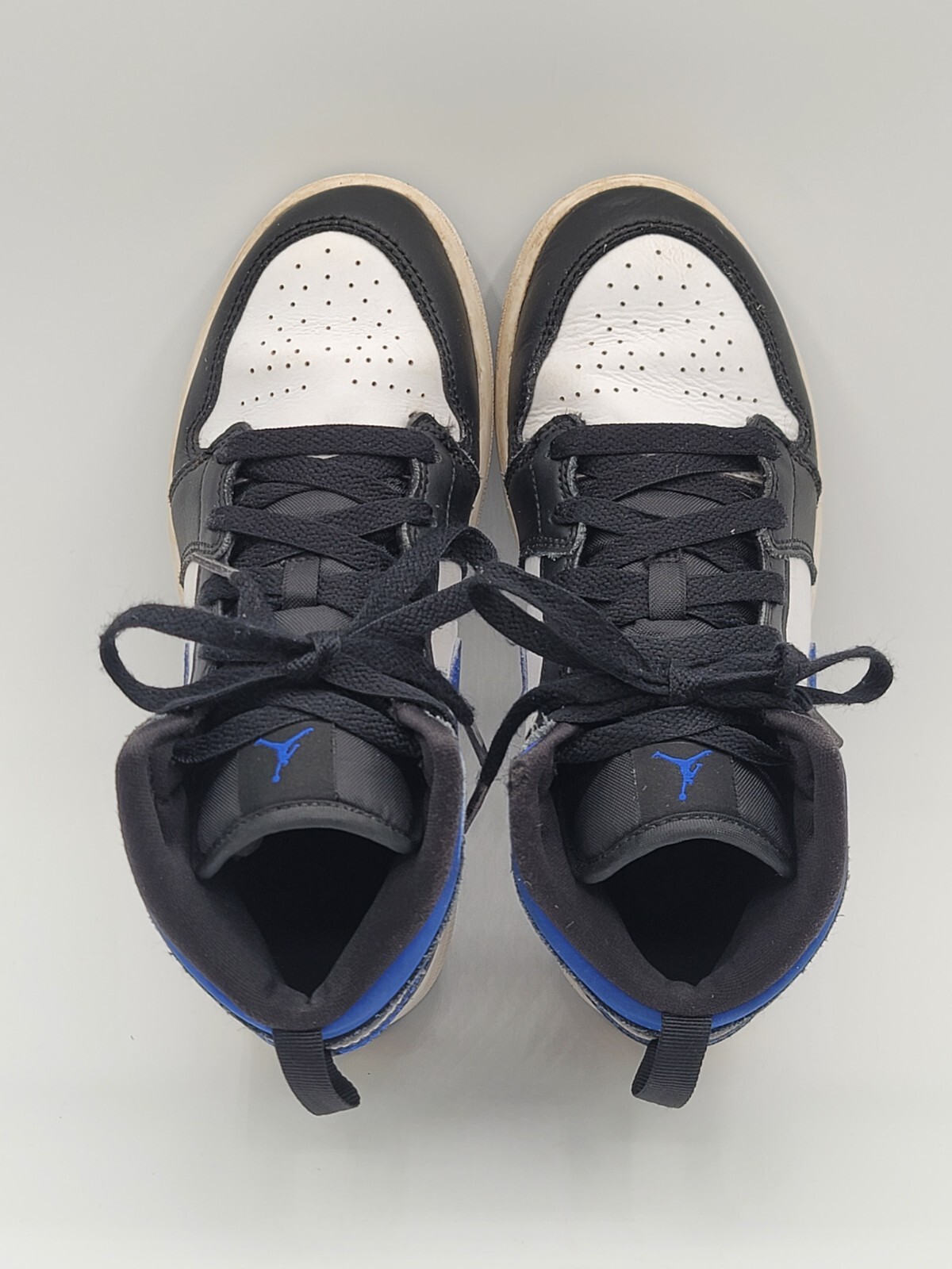 Air Jordan 1 Retro Mids. 640734-140 Size 2Y