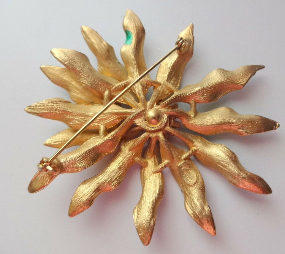 CAPRI Rhinestone Green Enamel Pot Metal Flower Christmas Poinsetia Pin ...