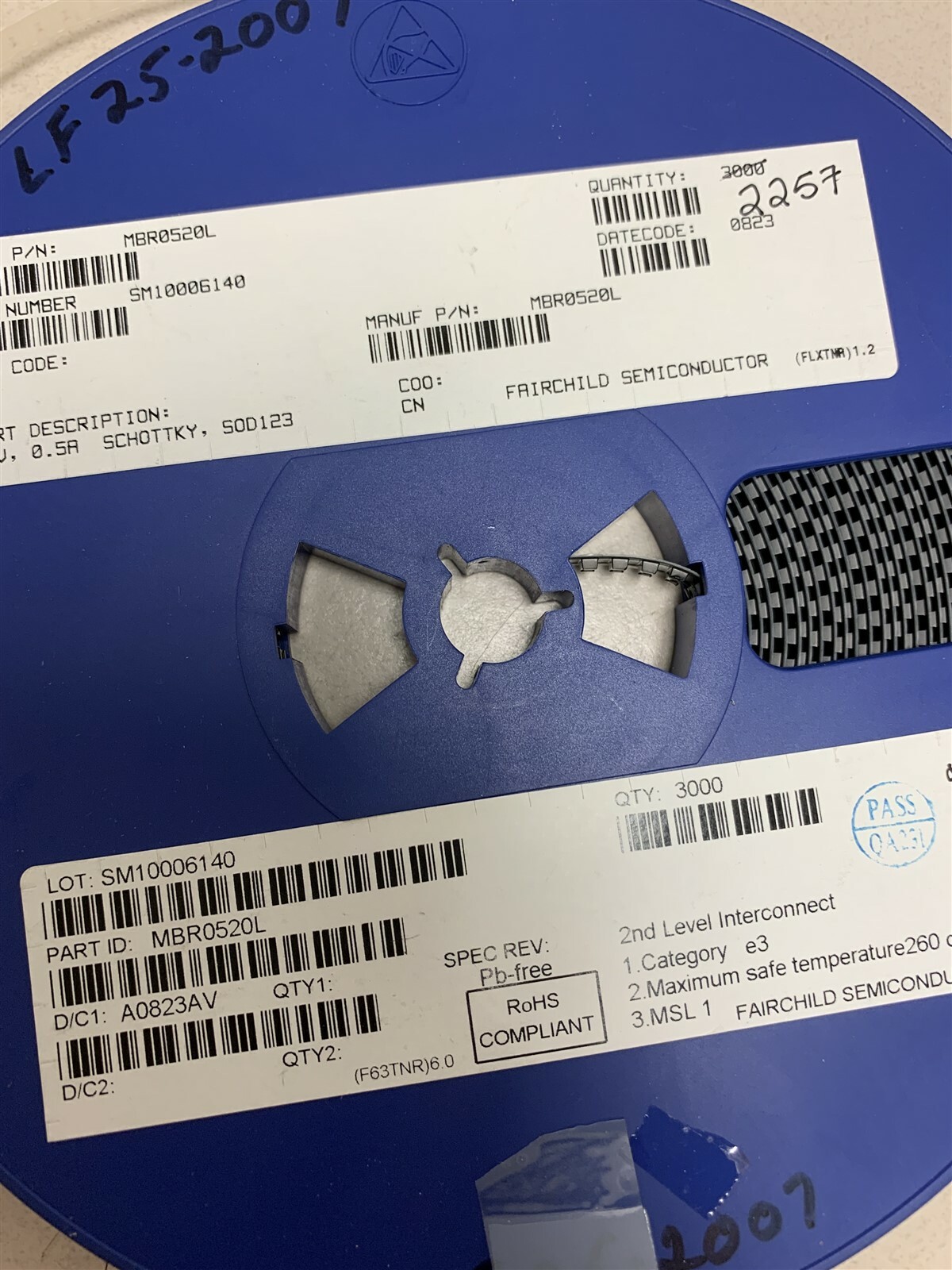 NOS QTY 2257PCS MBR0520L Fairchild Schottky Rectifier Diode 20V 500mA 2 ...