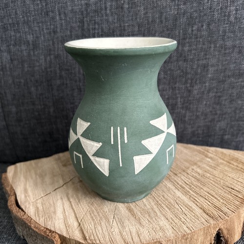 Vintage Native American Sioux Green Pottery Vase 4.5" Signed MBlacktail ...