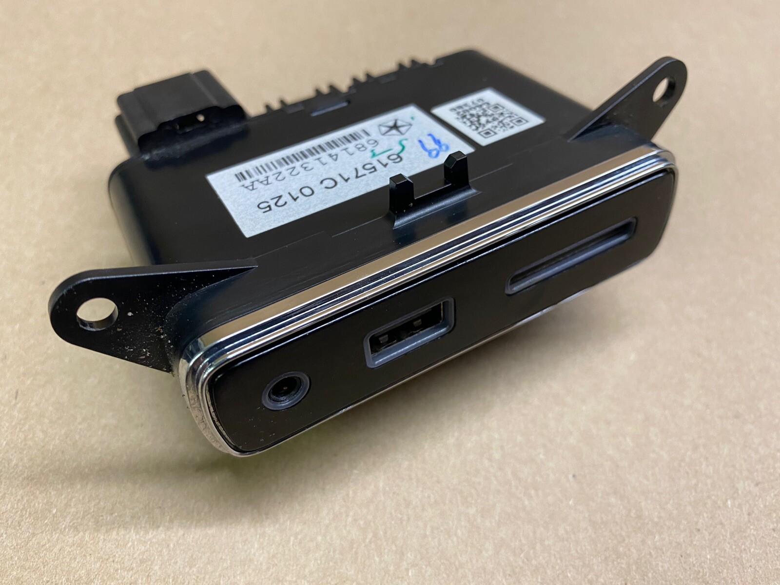 Media Center HUB SD USB Port Aux Jeep Grand Cherokee Dodge Durango ...