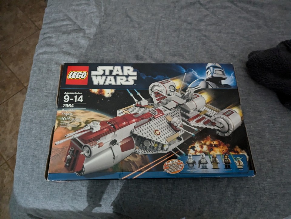 LEGO Star Wars: Republic Frigate (7964) [Includes Set, Minifigs, and ...