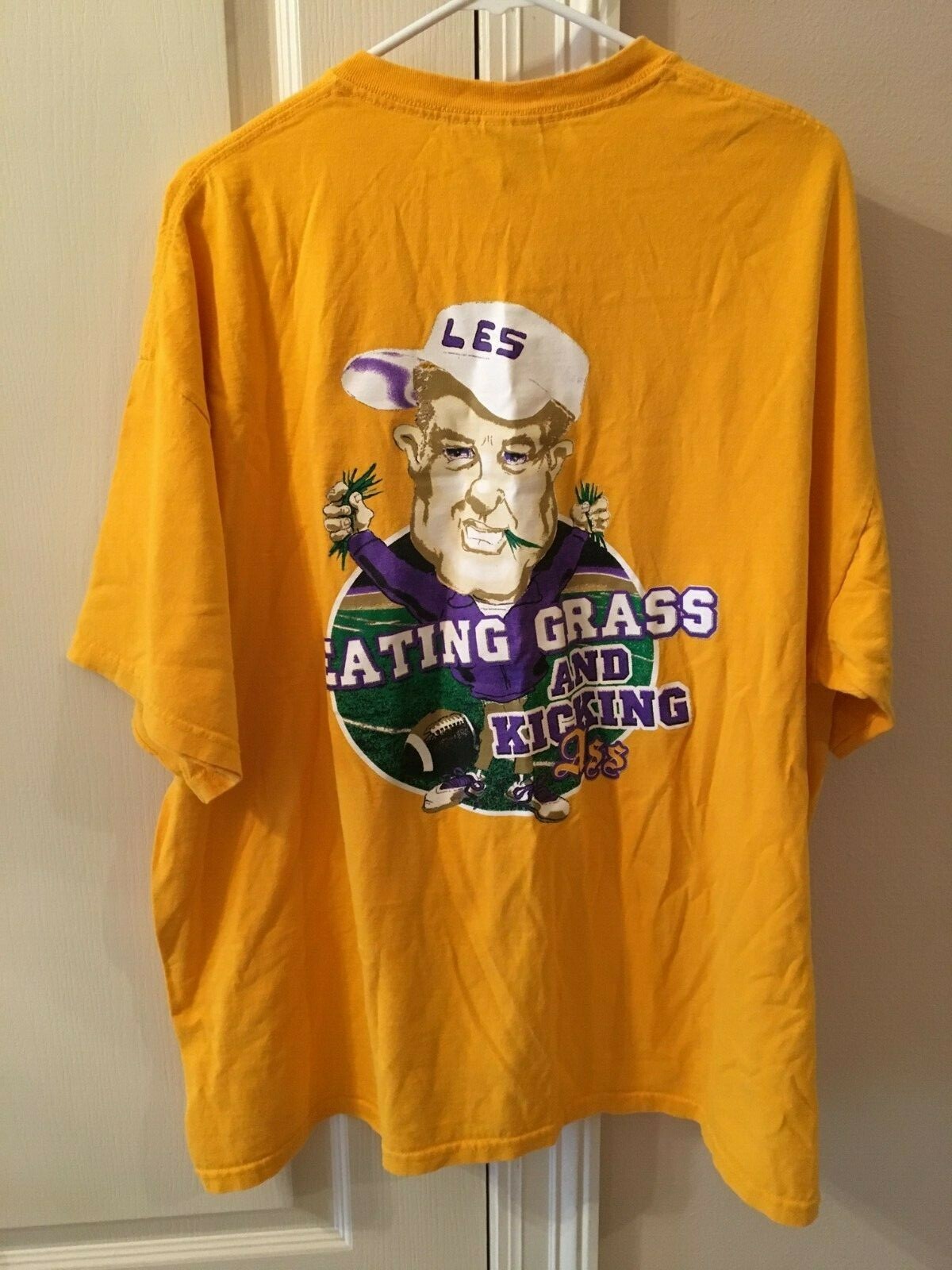 GORGEOUS LSU TIGERS LES MILES EATING GRASS & KICKING ASS T-SHIRT 2XL ...