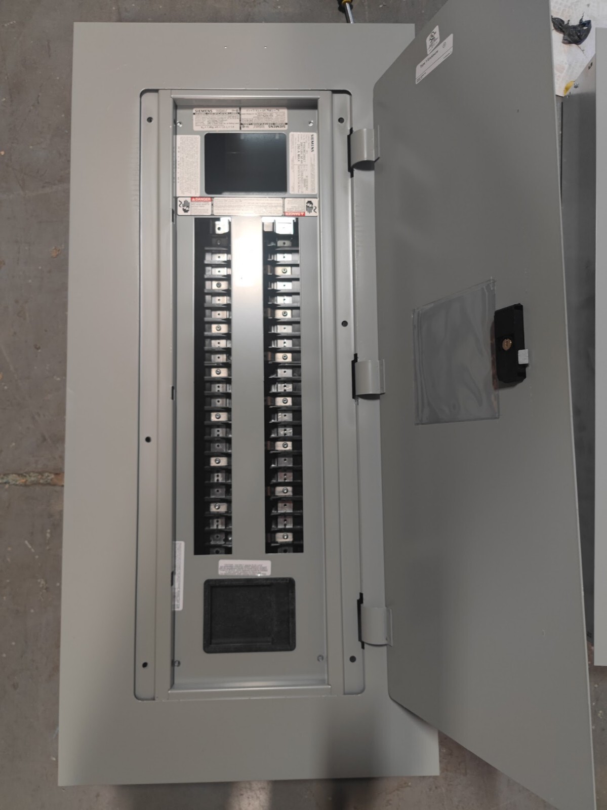 SIEMENS 250 AMP PANELBOARD 240/120 MLO 1PH/3W 42Sp SINGLE PHASE NEMA 1 ...