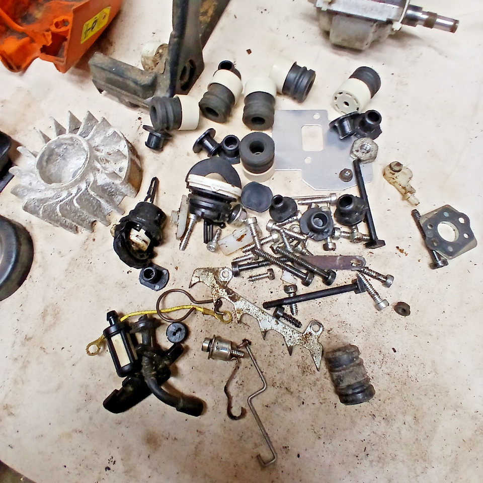 STIHL CHAINSAW, MODEL MS 250, PARTS, ALL PARTS IN PHOTOS ARE INCLUDED ...