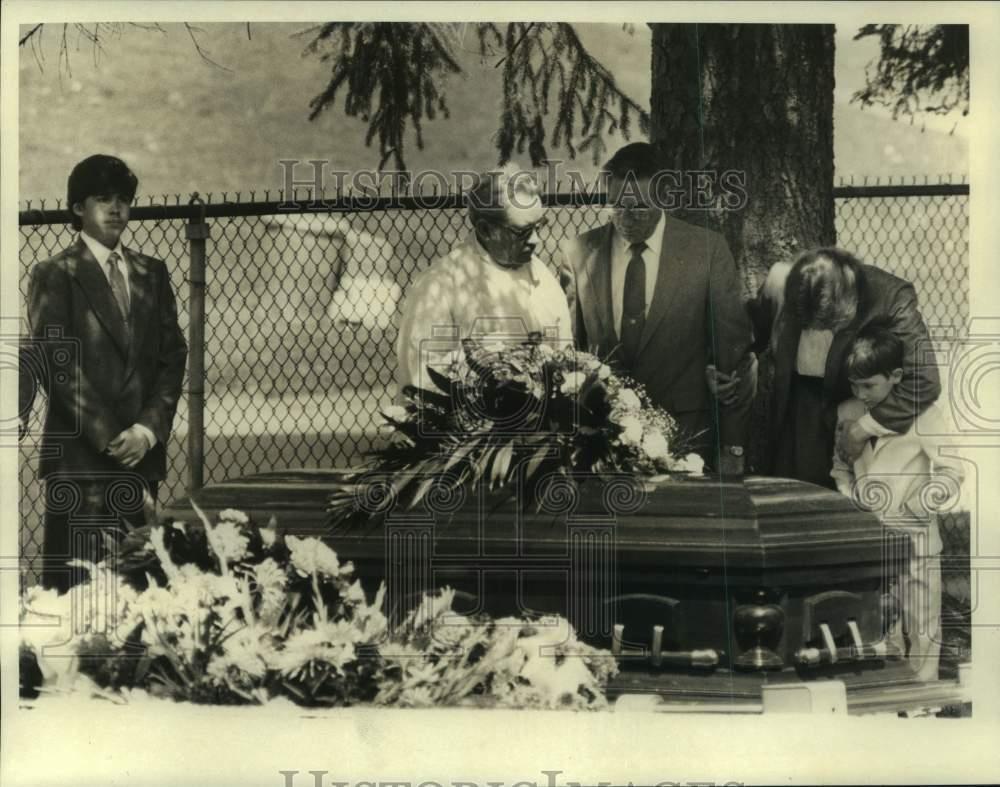 Press Photo Reverend Charles Rudd With Family at Funeral for Tom Rieben ...