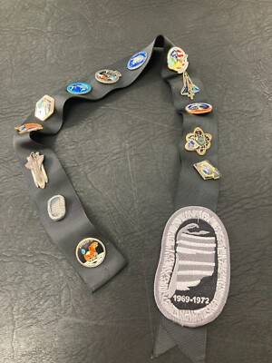 KAPPYS SPACE APOLLO 11 FOOTPRINT PATCH ON RIBBON W/ 13 OTHER SPACE PINS ...