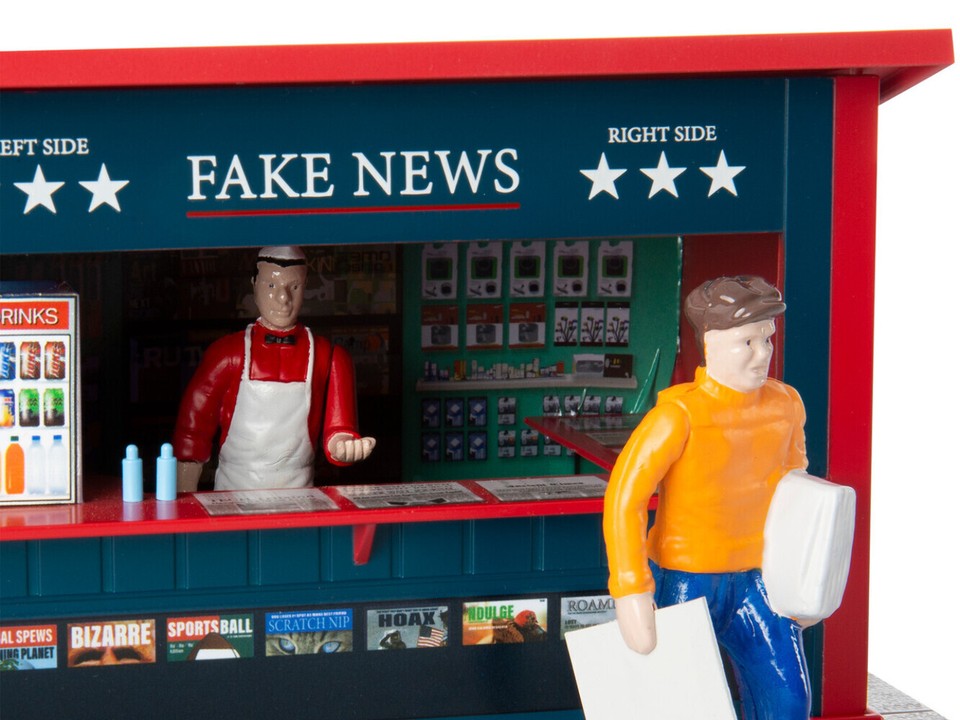Lionel 2029240 O Scale Fake News Stand | eBay