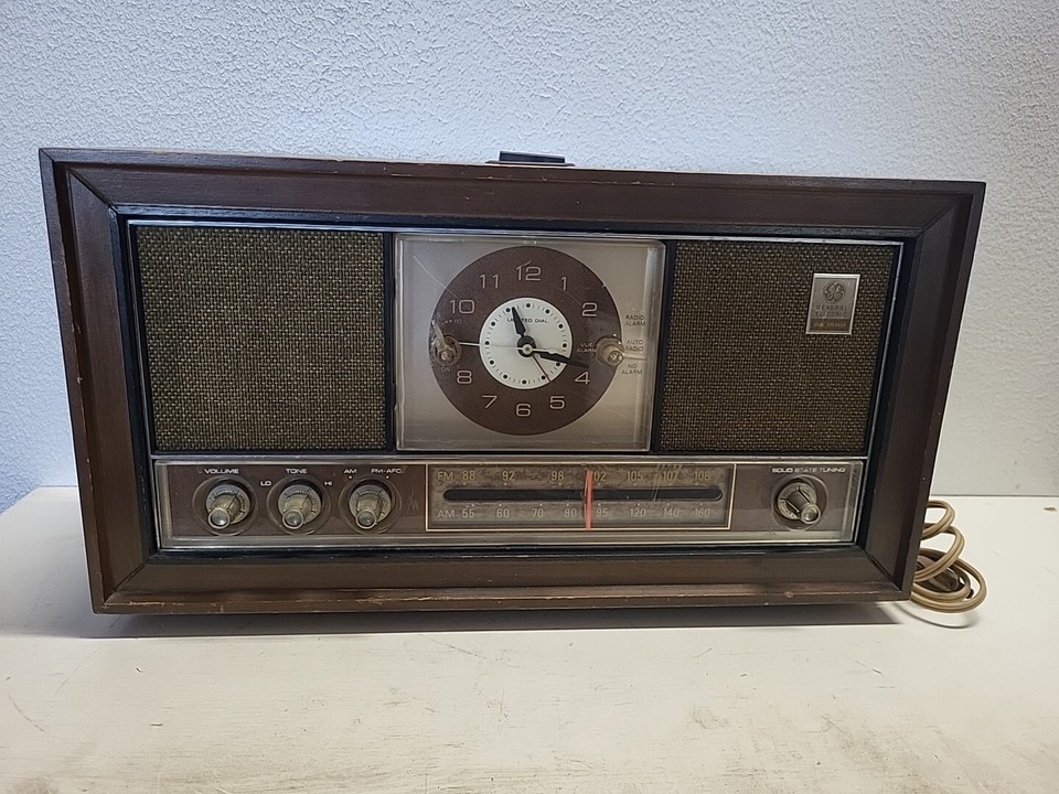 General Electric Tube Clock Radio GE C1543B AM FM 60s MCM Wood Cabinet ...