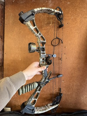 Mathew's Mission Venture Compound Bow Right-Handed. 28 Inch Draw, 35-70 ...