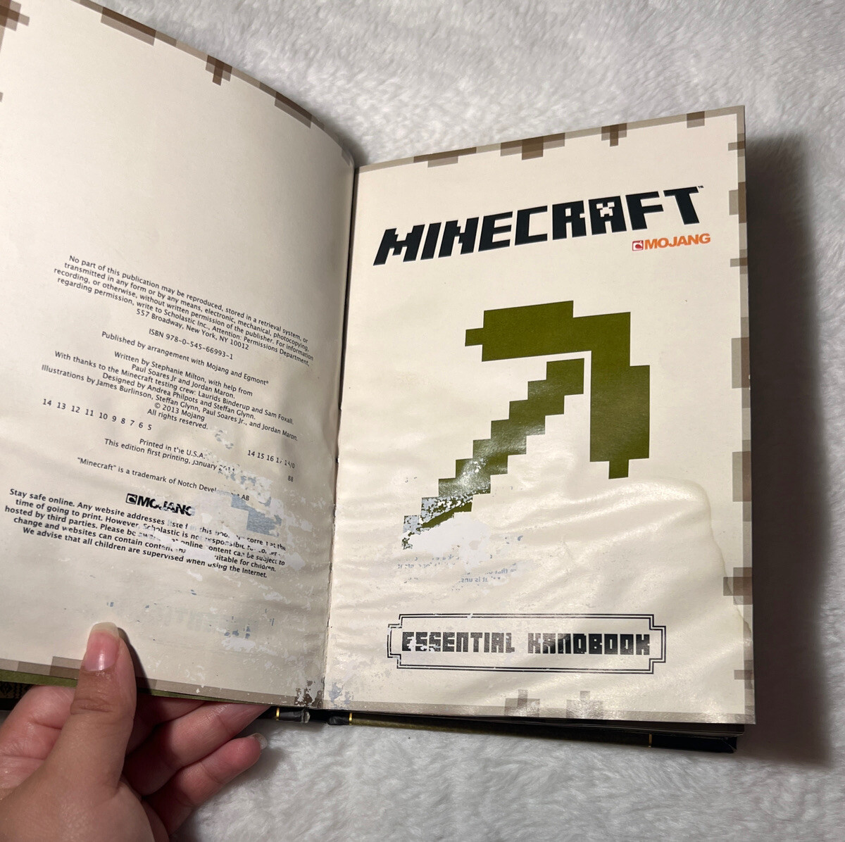 Minecraft: Essential Handbook: An Official Mojang Book - Hardcover ...