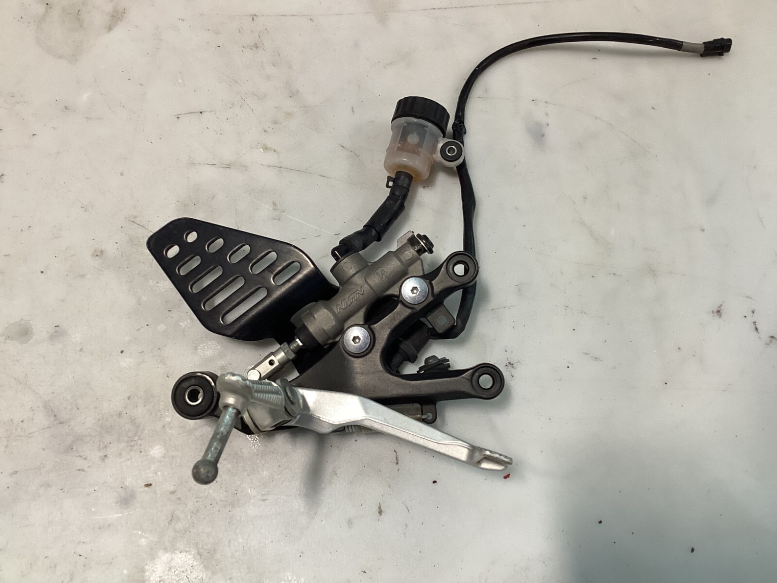 08-16 YAMAHA R6 REARSET REAR SET PEG RIGHT SIDE BRAKE CALIPER MASTER ...