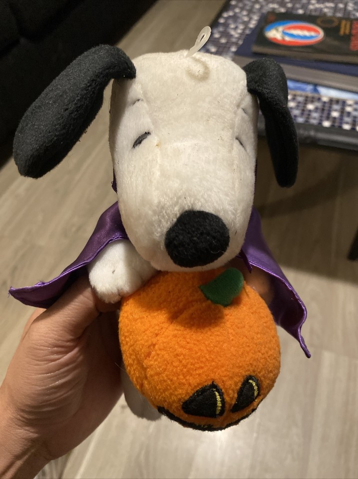 Hallmark’s Peanuts Snoopy w/Pumpkin & Dracula Cape Halloween Stuffed ...