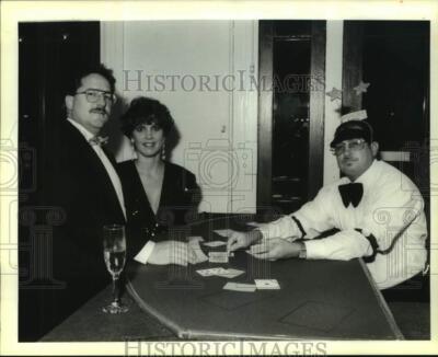 1990 Press Photo Dale Bazer Deals To Robert & Kathy Koehl, Lark In The ...