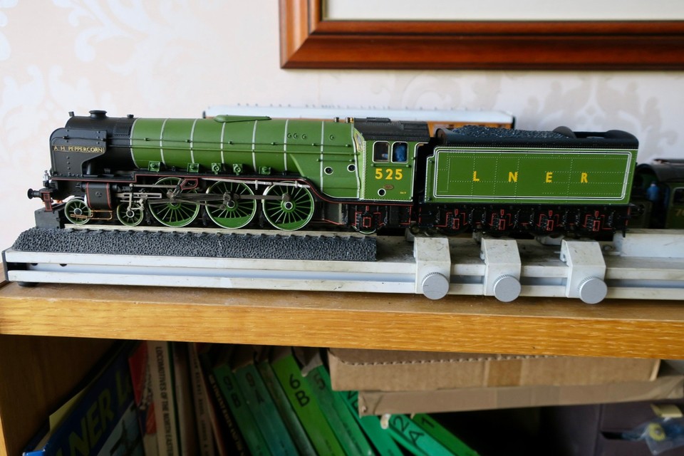 Bachmann 31-525 OO Gauge Class A2 LNER Green A.H. Peppercorn No 525 ...