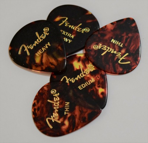 3 x Fender Guitar Picks Jazz Shell 551 Picks Thin,Medium, Heavy or ...