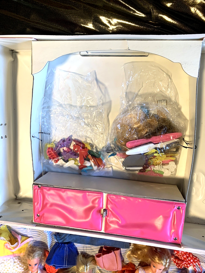 Barbie Collection- World Of Barbie Sleep 'n Keep Case, 8 Barbies ...