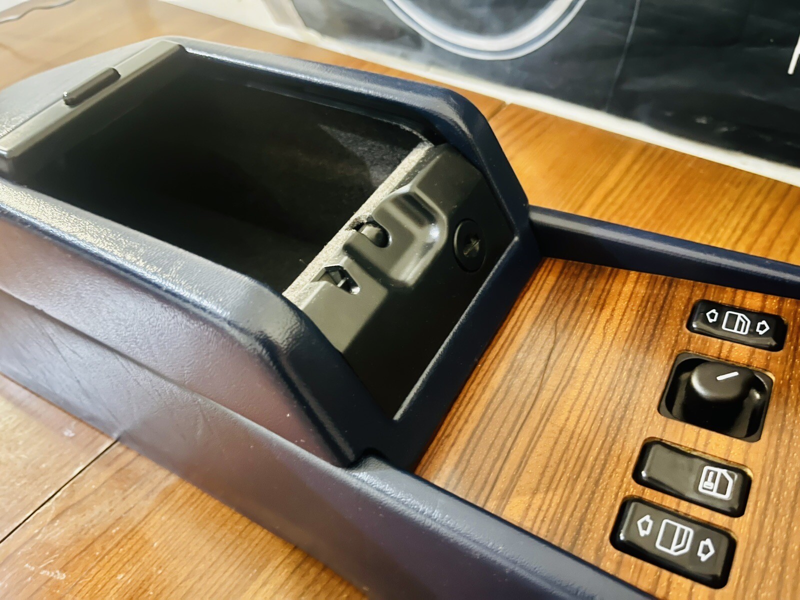 Mercedes W124 Blue Assembling The Central Console Dashboard Trim Box ...