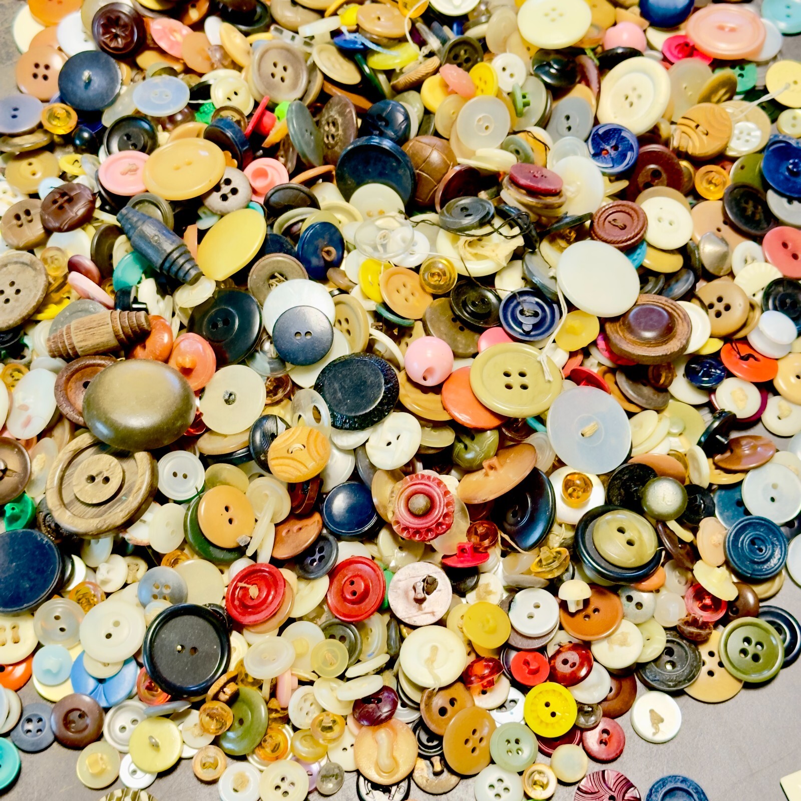 VINTAGE HUGE MIXED LOT COLLECTION OLD BUTTONS OVER 2.5lbs All Sizes ...